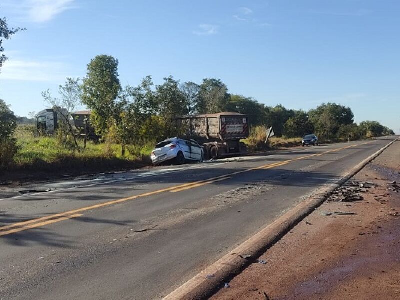 Motorista invade pista e morre ao bater de frente com carreta bitrem na BR-262 - JD1 Notícias