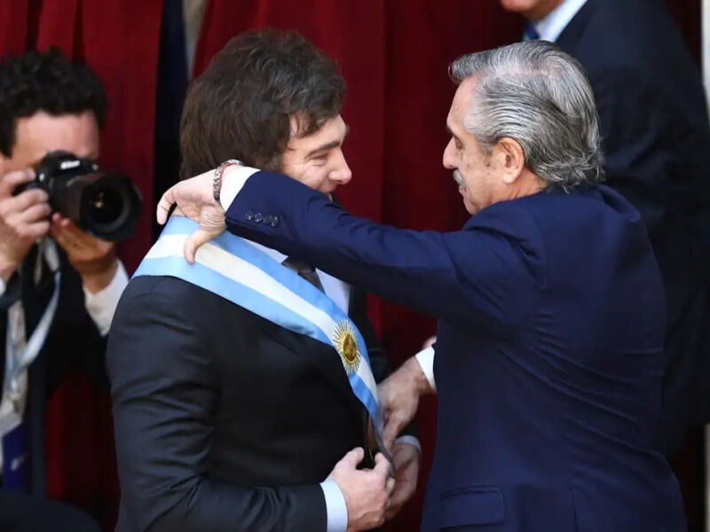 Javier Milei toma pose como presidente da Argentina - JD1 Notícias