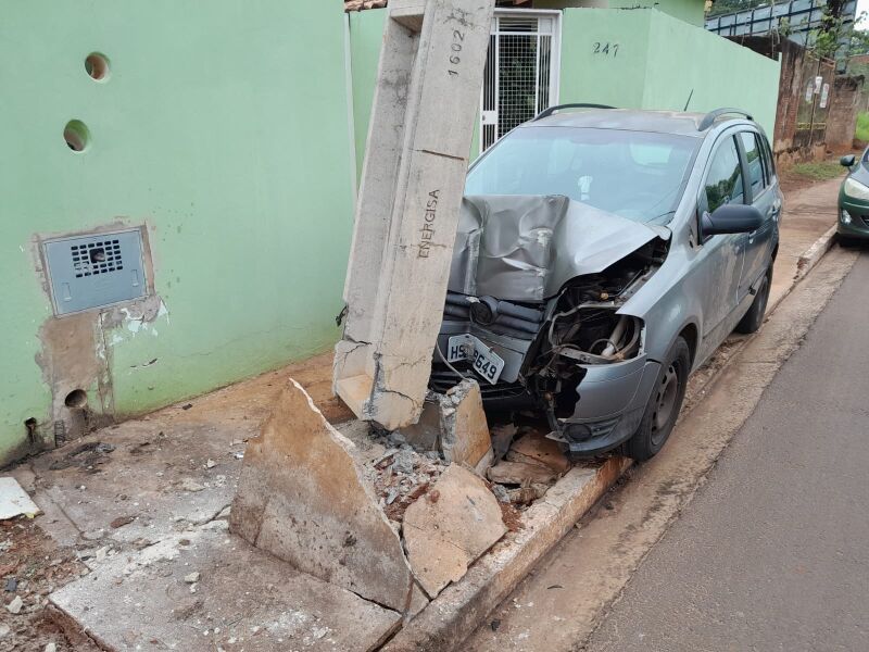 Motorista dorme ao volante e quase derruba poste de energia no Jardim Auxiliadora - JD1 Notícias