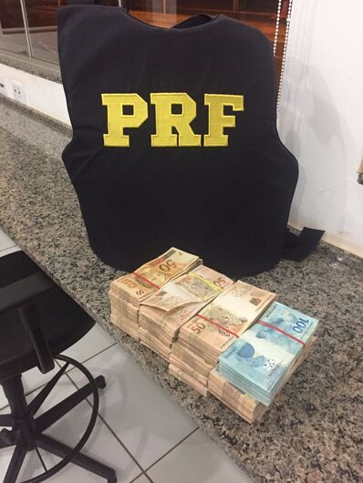 Homem é Flagrado Com Quase R 100 Mil E é Preso Ao Tentar Subornar Prf