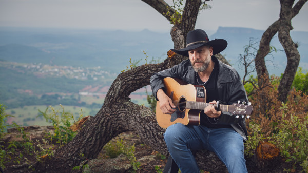 Manutti lança duas versões do rock nacional em todas as plataformas ...