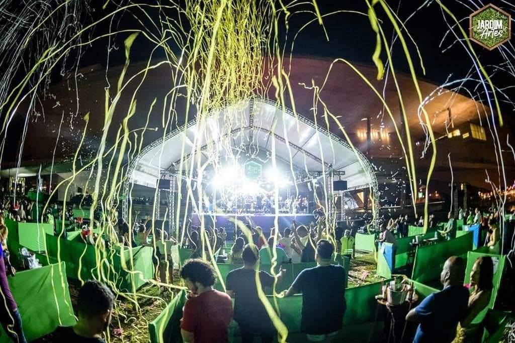 Vídeo: Primeiro show ao vivo com público durante a pandemia - JD1 Notícias